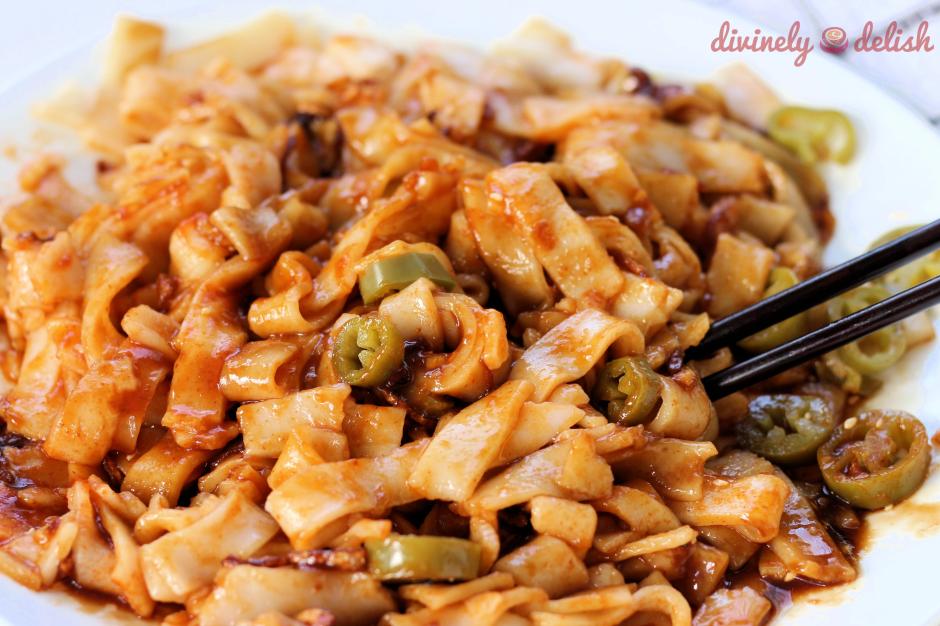 Rice Noodles with Sweet and Spicy Sauce (Chee Cheong Fun) | Divinely Delish